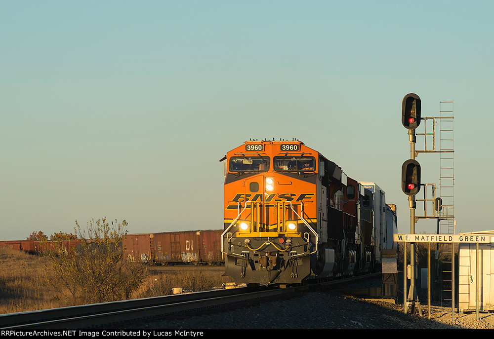 BNSF 3960 westbound BNSF manifest train